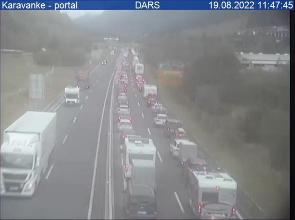 Pred karavanškim predorom znova daljši zastoj, gost promet tudi drugod