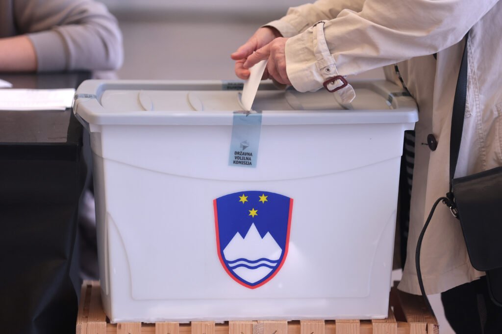 Raziskava Slovensko javno mnenje: številne stranke so lahko v skrbeh
