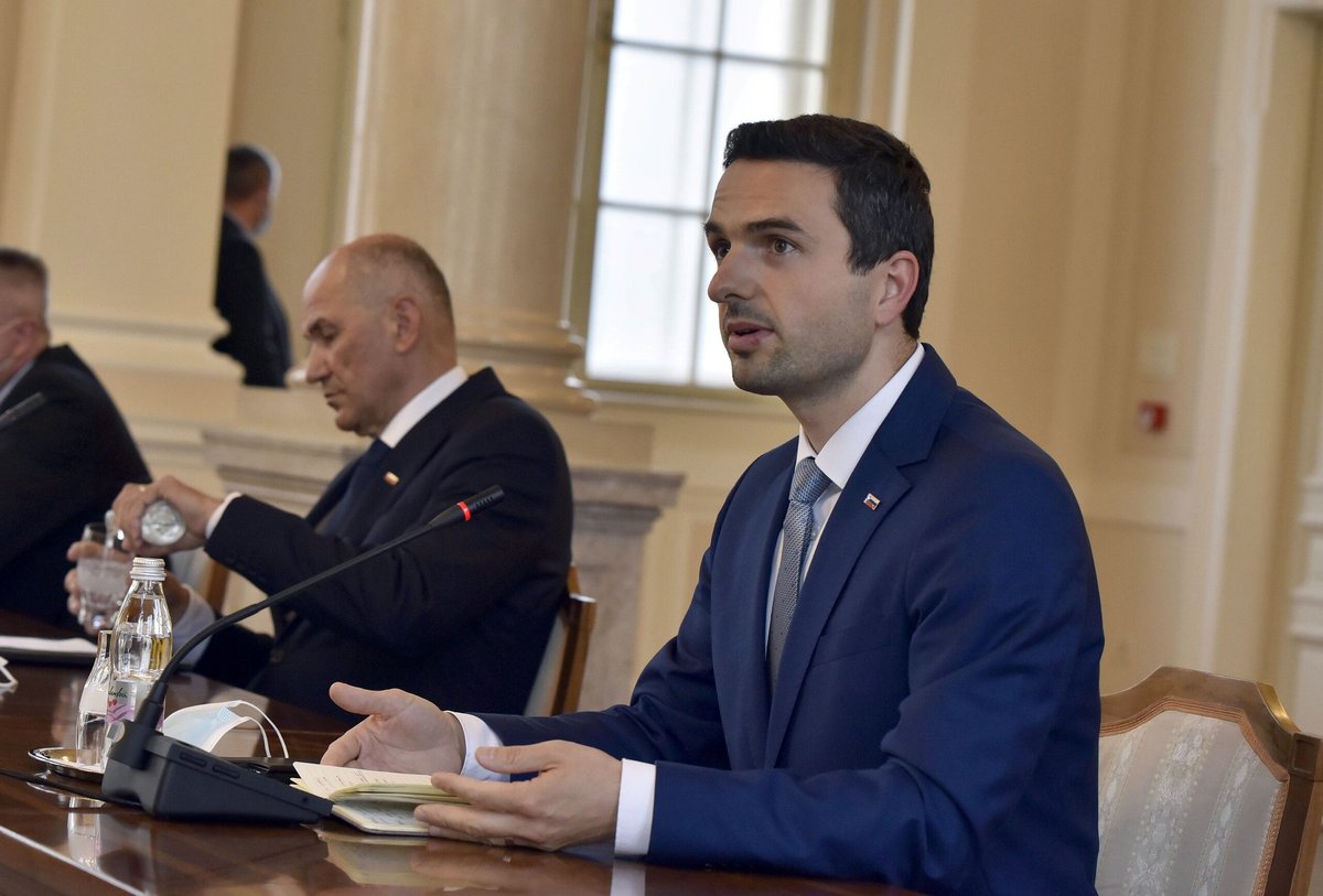 Tonin bi se predčasno vrnil iz Bruslja. S povezovanjem želi ogroziti Janšo