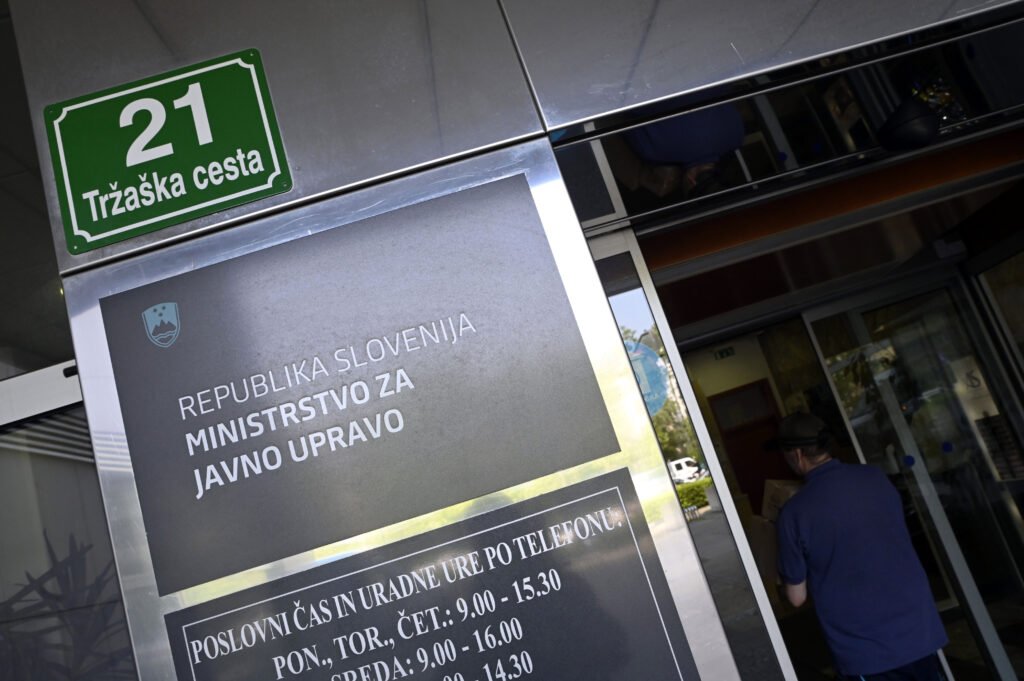 Vlada potrdila predloga zakonov o javnih uslužbencih in o funkcionarjih