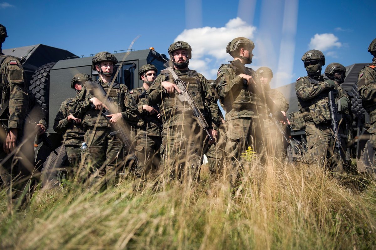 Poljski vojaki naj bi silili migrante, da odidejo skozi loputo za živali
