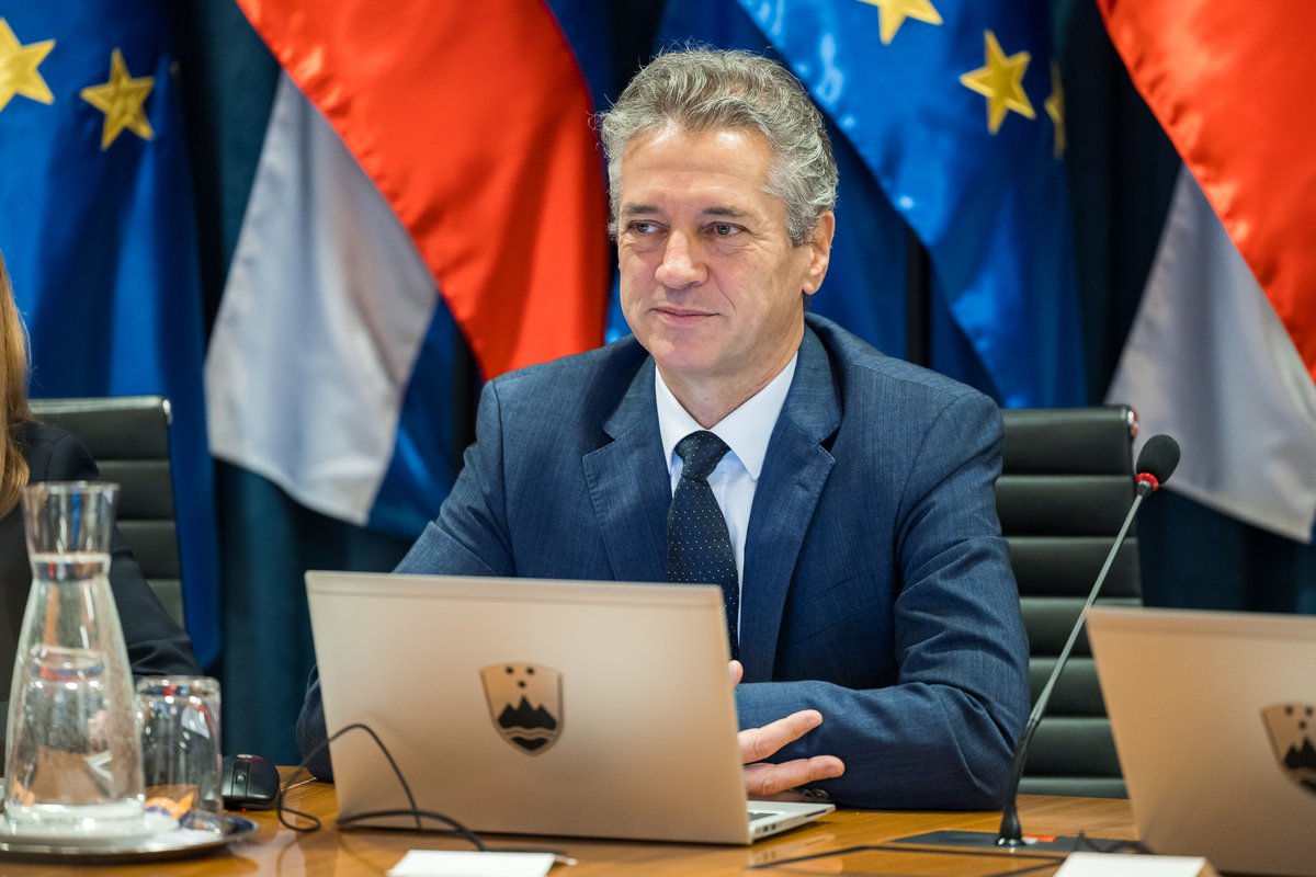 Premierja ni bilo, zato je Vrtovec sejo prekinil. Prednik: Očitki niso ...