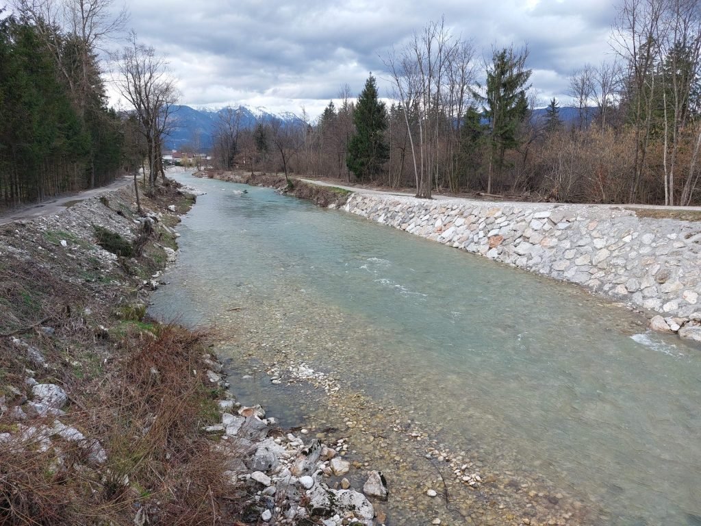 Nenavaden prizor: Kamniška Bistrica ponekod obarvana rdeče