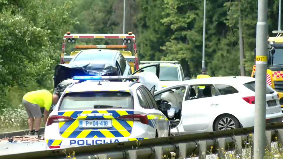 Huda prometna nesreča pri brniškem letališču, umrla ena oseba