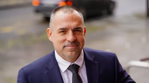 Kordiš z novo stranko zbira podpise za referendum o obrambi