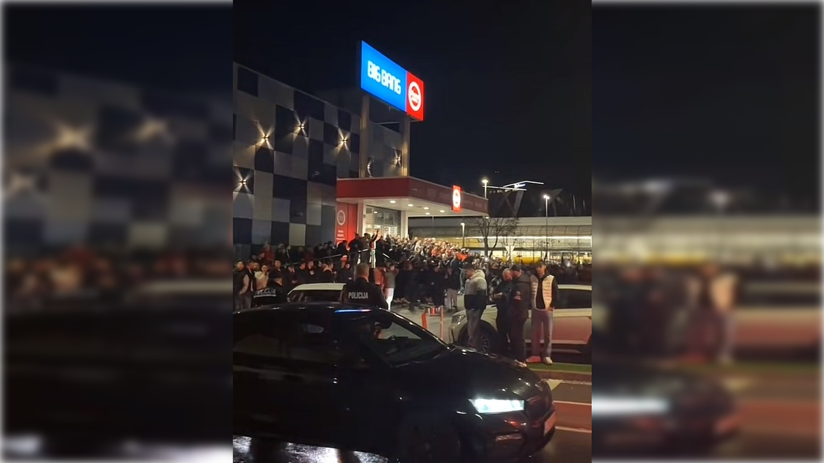 Množica v BTC ovirala promet, odmevali pirotehnični izdelki in strelno ...