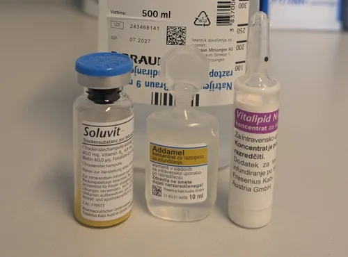 "Popolna in neetična bedarija" - strokovnjaki proti vitaminskim infuzijam