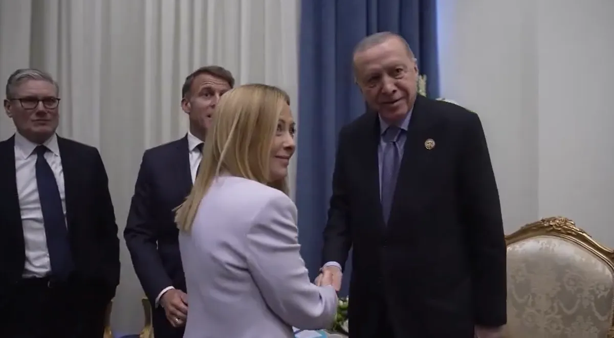 Erdogan poskušal prepričati Meloni, naj preneha kaditi: "Ne bi želela ...