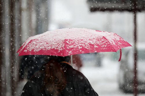 Prihajajo padavine in niz ohladitev: kdaj bi lahko snežilo tudi po nižinah?