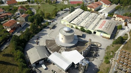 Amonijak uhajal iz vipavske vinske kleti, okvaro so že sanirali