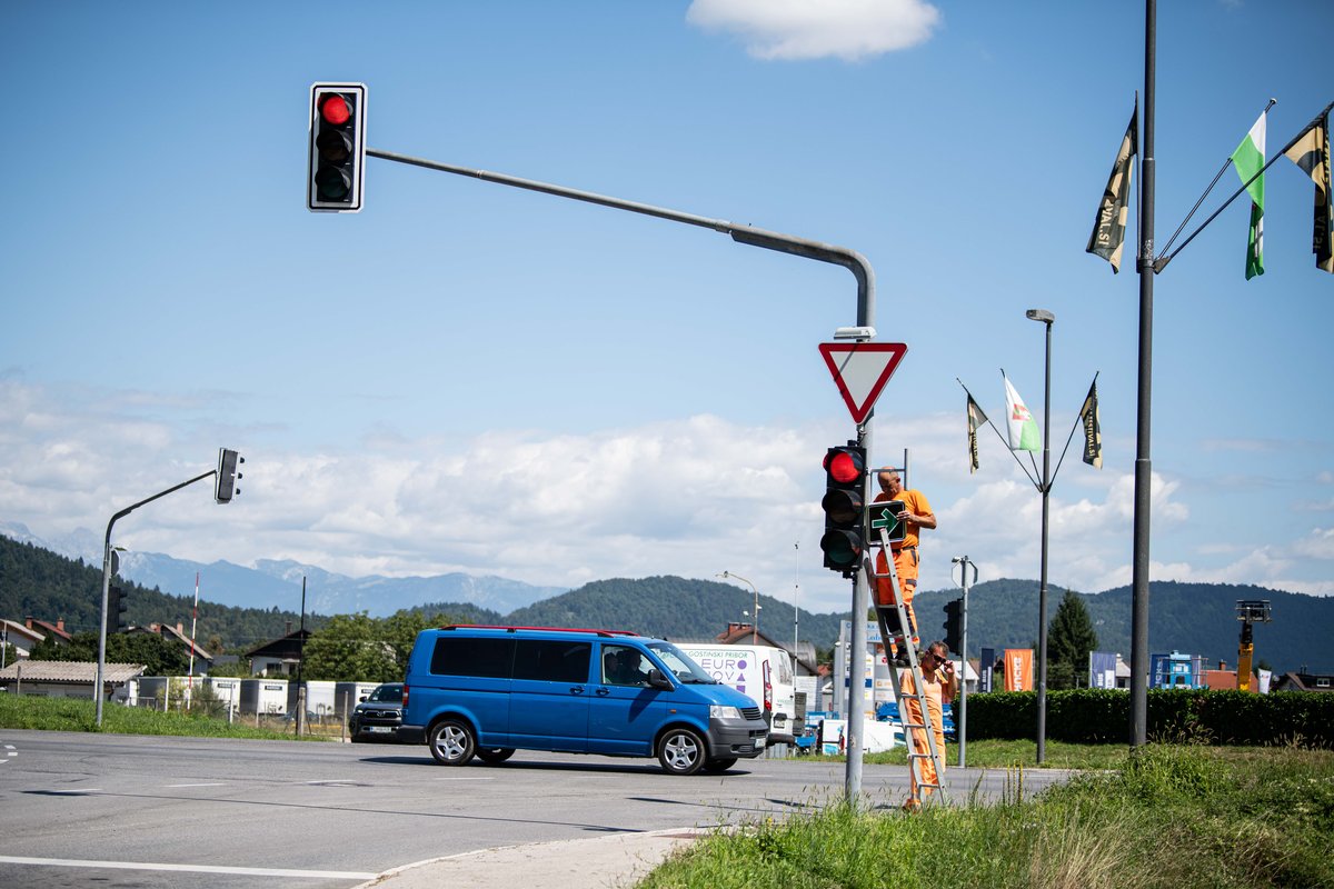 Slovenija dobila prvi semafor, ki dovoljuje zavijanje desno pri rdeči