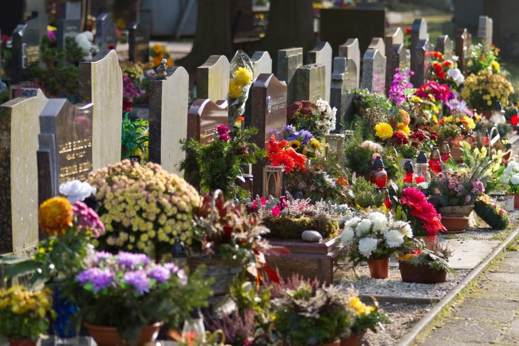 Dan bo minil v znamenju obiskov pokopališč