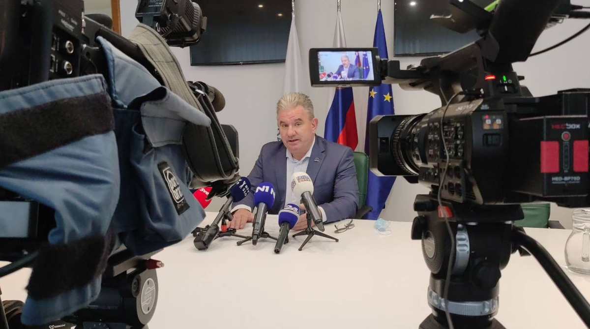 Vizjak ne odstopa, zaradi "sodnika, ki mu lahko stre jajca," se kesa