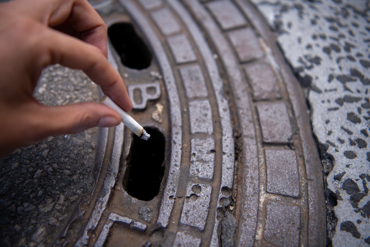 Kaj se zgodi, če cigareto odvržemo v kanalizacijski jašek