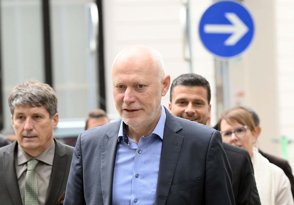 Brglez vložil predsedniško kandidaturo s podpisi poslancev