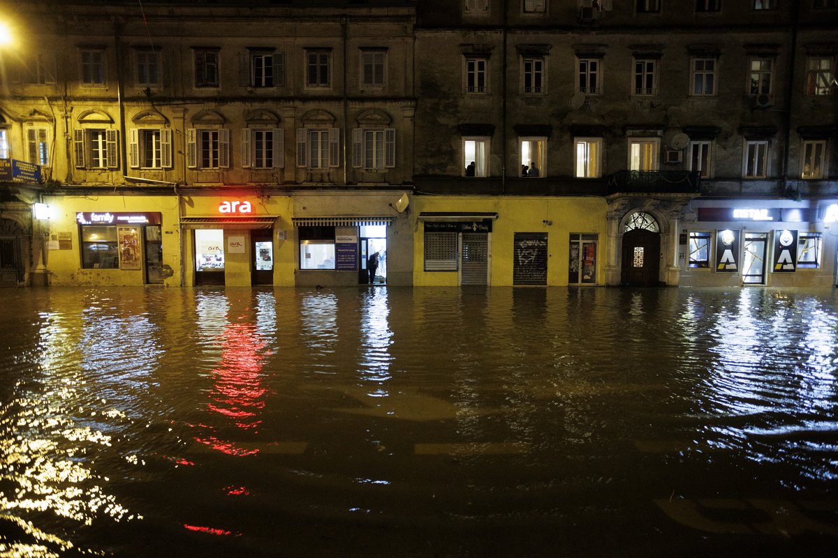 Po obilnih padavinah Reka pod vodo, življenje izgubil moški