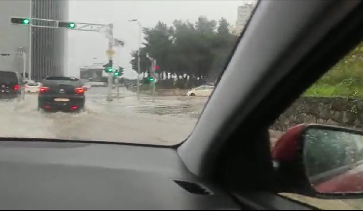 V Splitu hude poplave, v gorah sneg, najhujše šele prihaja