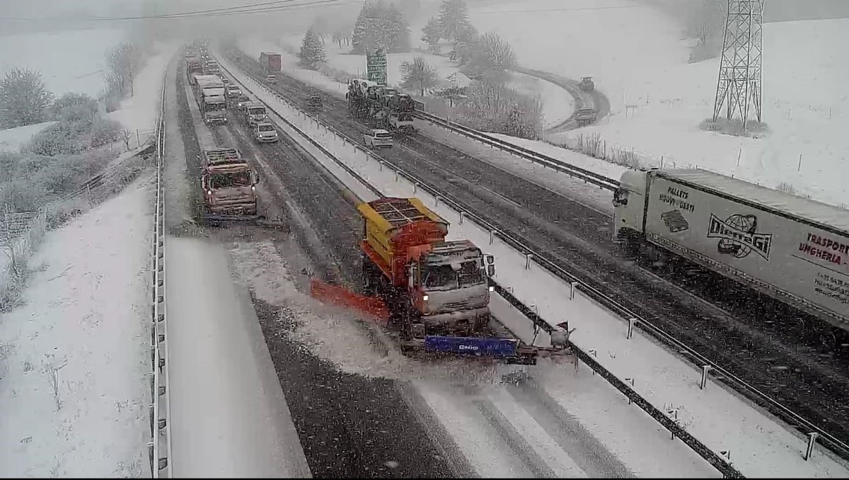 Po kaotičnem dopoldnevu se razmere na cestah umirjajo