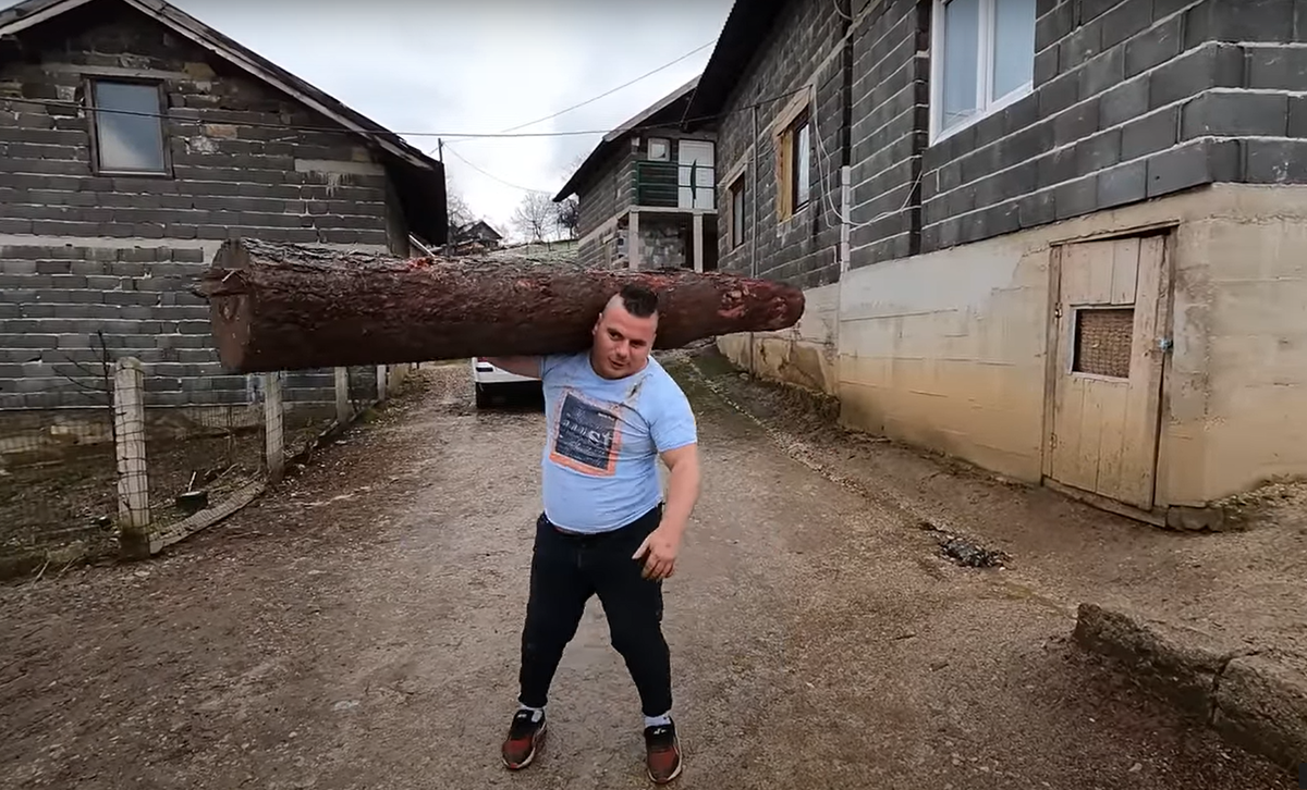 Bosanski Hulk: sredi zime in v kratkih rokavih na ramah nosi hlode iz gozda