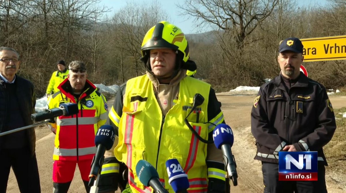 Gasilci, policija in reševalci po eksploziji na Vrhniki: Požar je pod nadzorom
