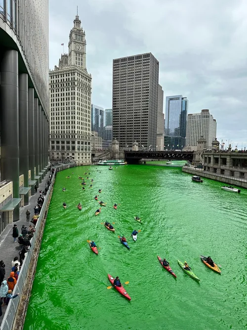 Zakaj te dni skozi Chicago teče reka živo zelene barve? (FOTO & VIDEO)