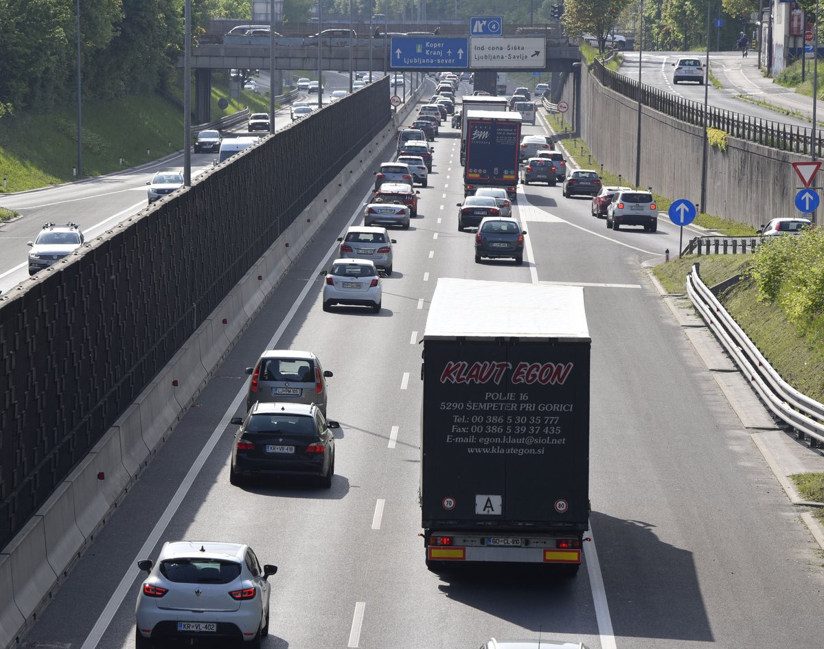 Neprevozne ceste in praznik: na slovenskih cestah pričakujte gnečo