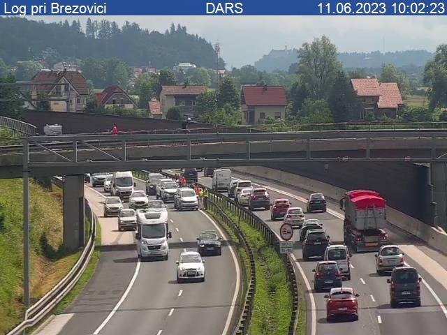 Razmere na slovenskih cestah se počasi umirjajo, pred Karavankami zastoj