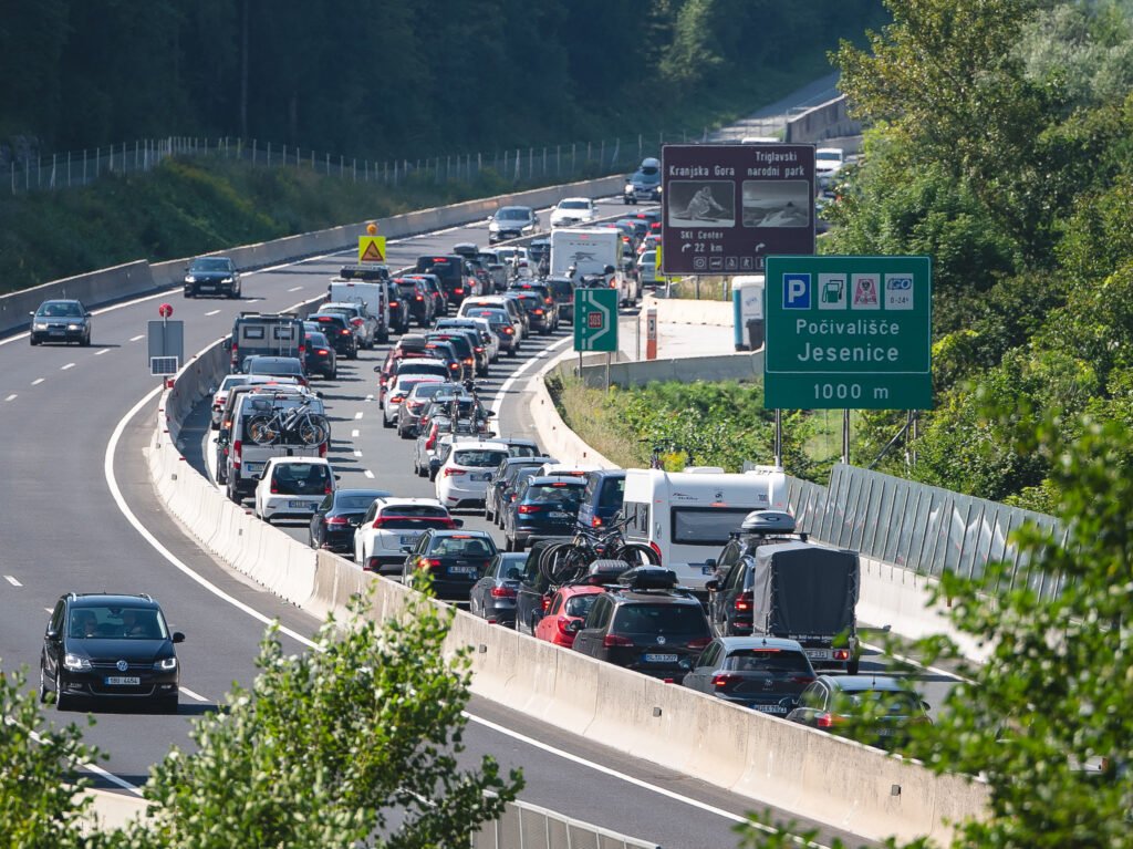 Pred predorom Karavanke še vedno zastoj, krajše kolone tudi drugod po Sloveniji