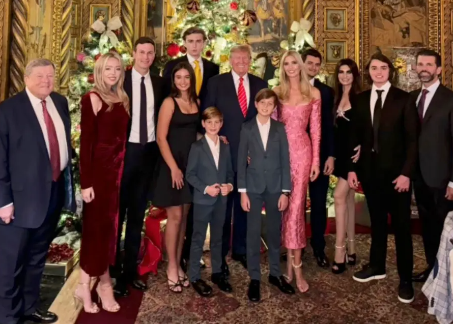 Božična fotografija Trumpovih vzbudila precej vprašanj: kje je Melania?