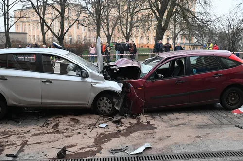 Voznik na Poljskem z veliko hitrostjo namerno zapeljal v množico ljudi