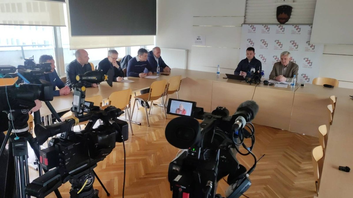 "Nekaterim je vlada postregla kosilo, državni upravi pa vrgla zgolj pomije"