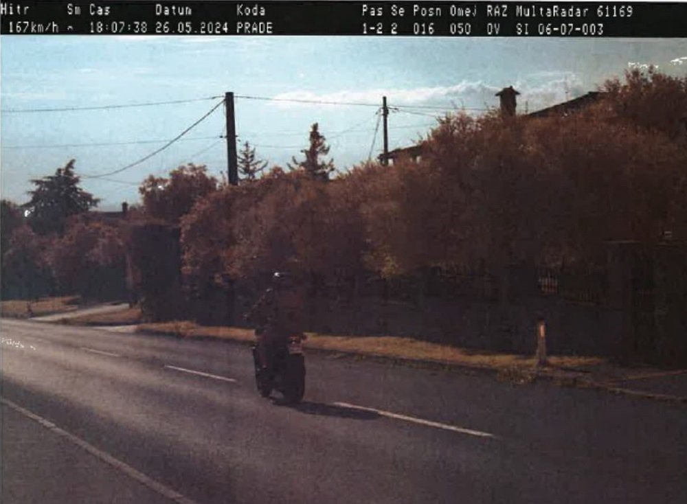 Motorist hitrost v naselju prekoračil za 117, voznik avta pa za 109 km/h