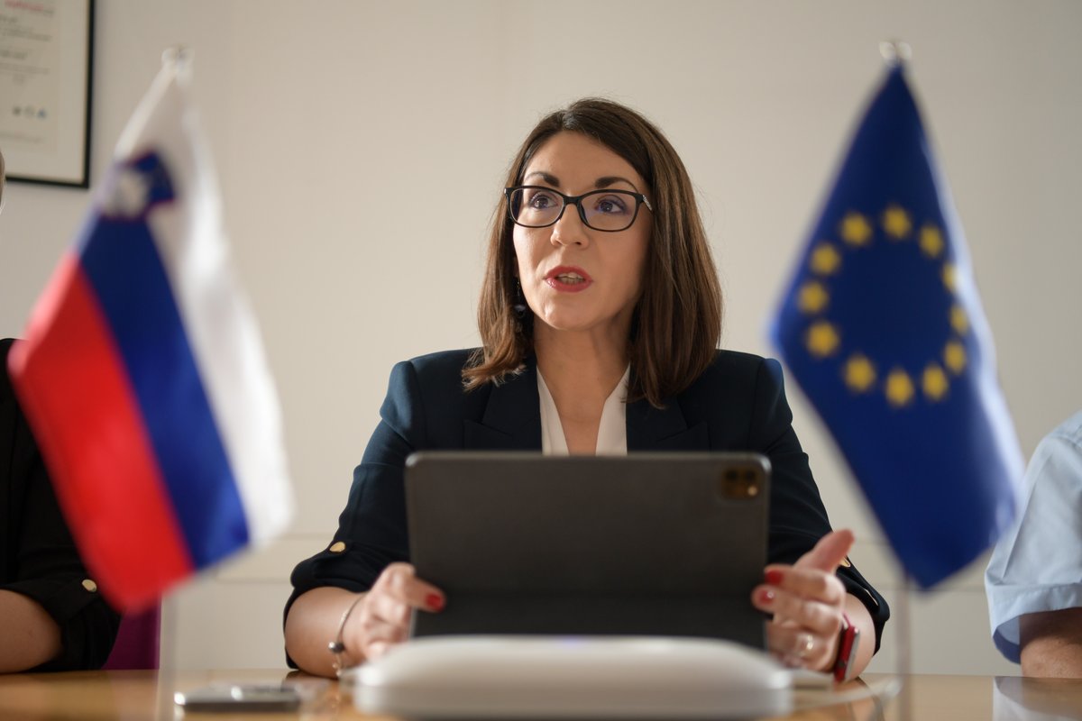 Premier Golob stopil v bran ministrici: Računalniki bodo razdeljeni