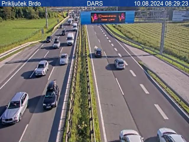 Pestro na slovenskih cestah: na več odsekih gneče in zastoji