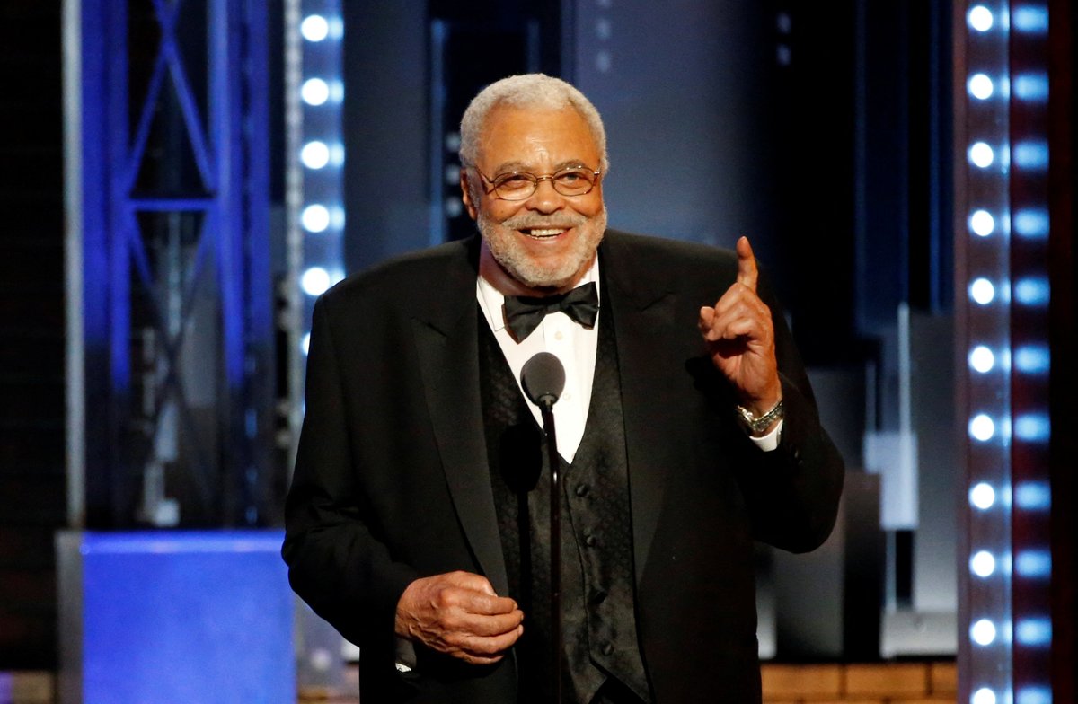 Umrl je James Earl Jones, ki je posodil glas Darthu Vaderju in Mufasi