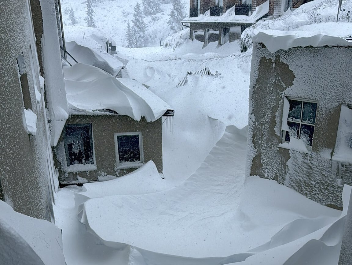 V Avstriji ponekod zapadlo meter snega, pričakujejo pa ga še več