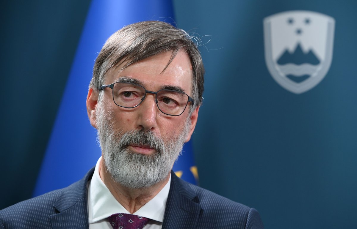 Darjo Felda premierju Robertu Golobu poslal odstopno izjavo