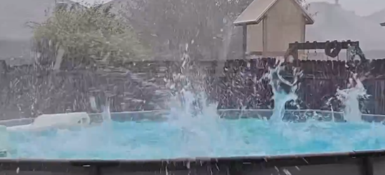 V bazen padali kosi ledu. Videti je bilo, kot bi voda vrela