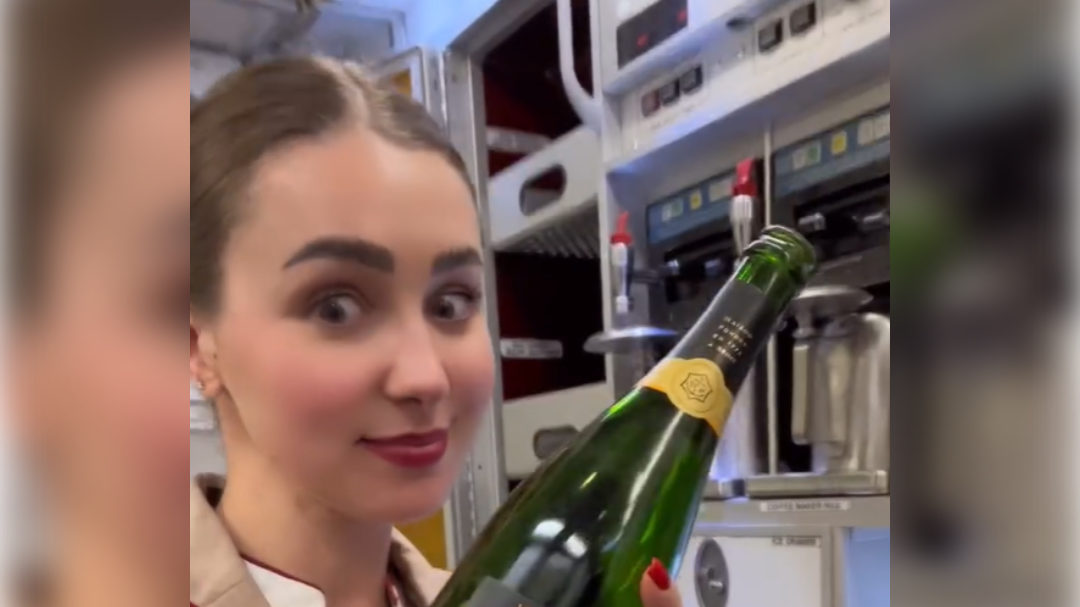 Stevardesa razkrila, kaj naredi s šampanjcem na letalu: sledilci osupli
