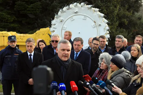 Izjave na robu solz: minuta molka za umrlega rudarja in upanje za ...