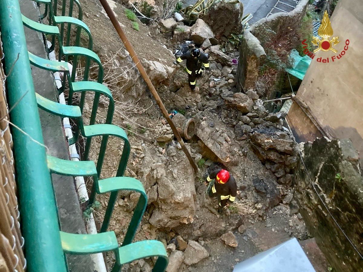 Deli Firenc pod vodo, v Genovi pod zrušenim zidom iščejo morebitne ...