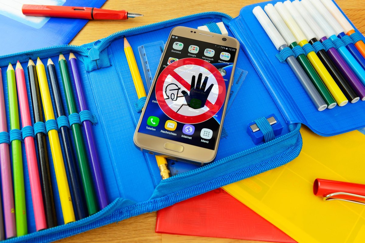Izganjanje telefonov iz šol: zaščita otroka ali moralna panika?