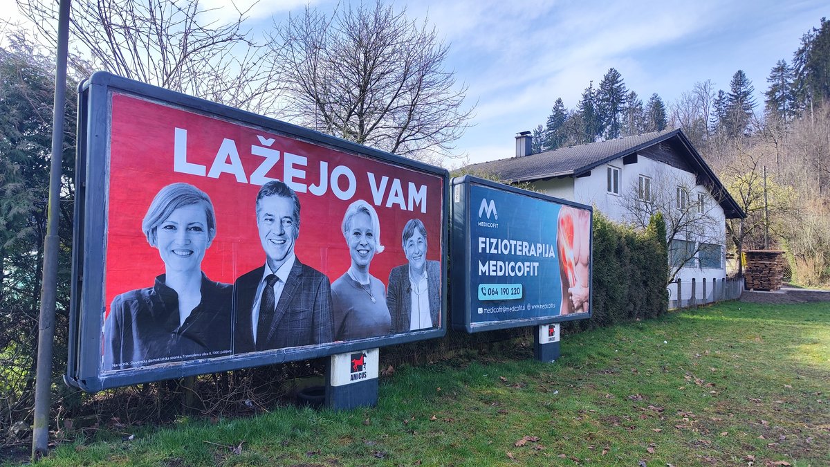 SDS z novimi plakati: tarči sta tudi Robert Golob in Urška Klakočar ...