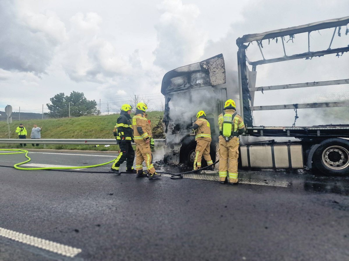 Na primorski avtocesti goreč tovornjak oviral promet (FOTO)