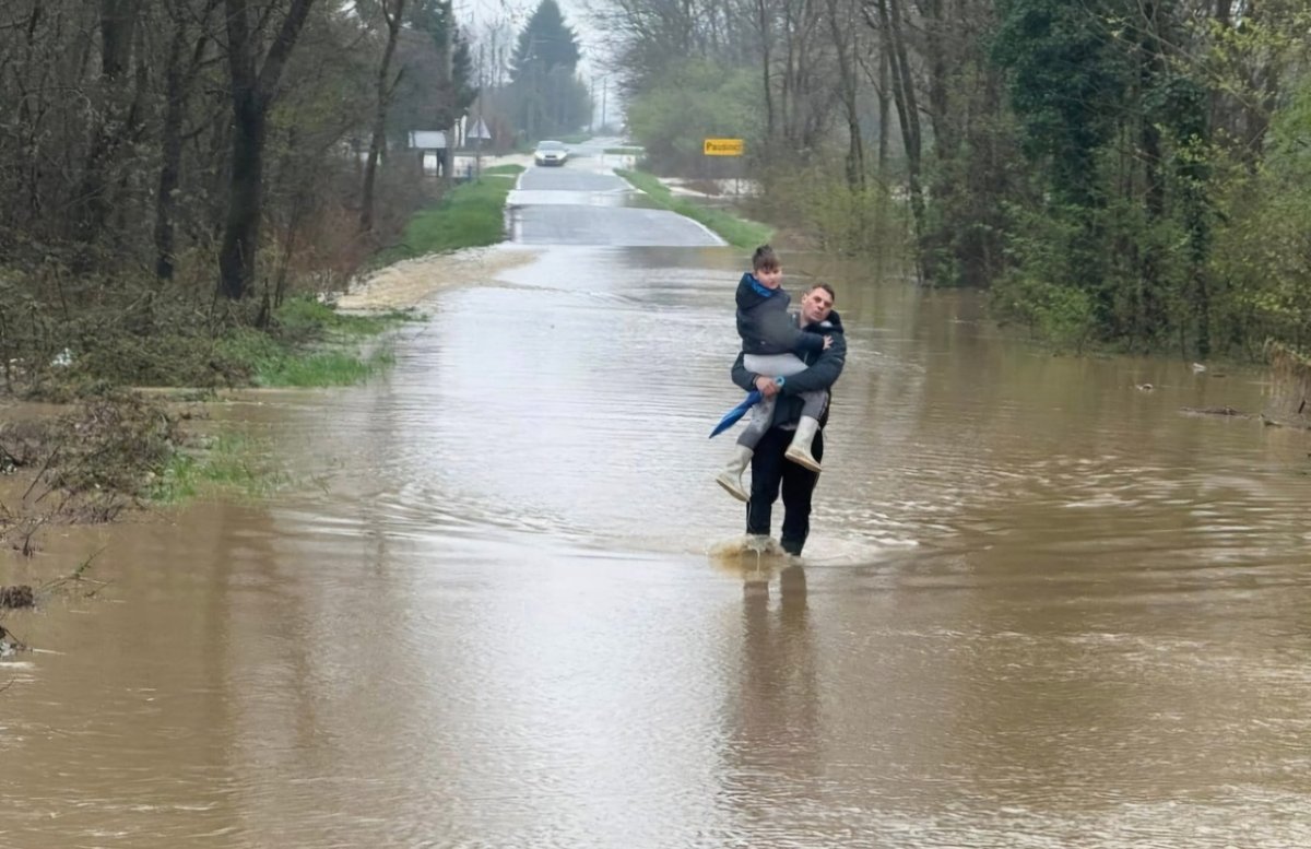 Alarmantno stanje na Balkanu: pod vodo ceste in hiše, reke odnašajo mostove