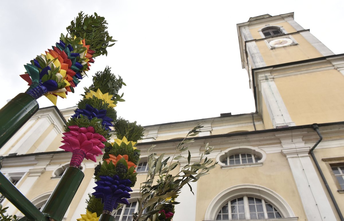 Kristjani na cvetno nedeljo k mašam z butarami in oljčnimi vejicami