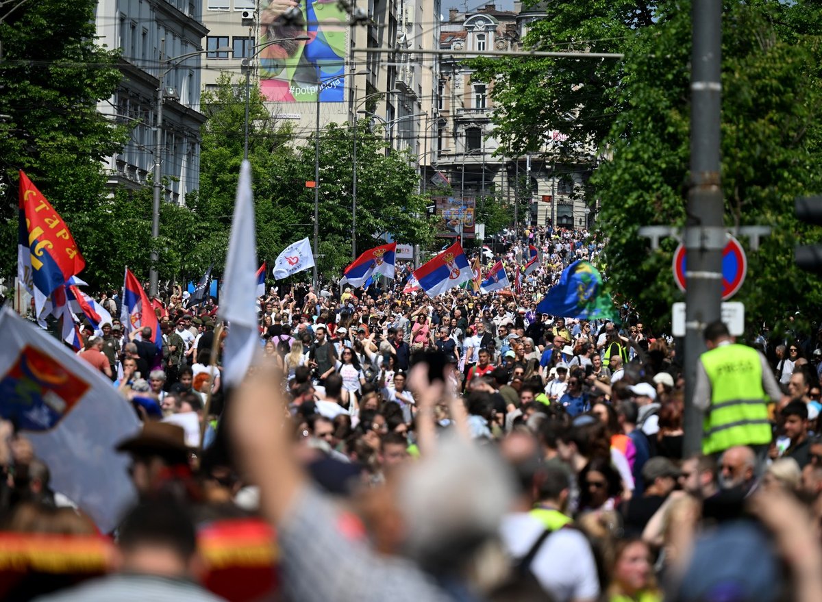 Pol leta od tragedije v Novem Sadu: protestniki znova preplavili Beograd