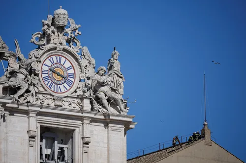 V Vatikanu že postavili znameniti dimnik, ki bo naznanil novega papeža ...