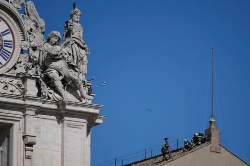 V Vatikanu že postavili znameniti dimnik, ki bo naznanil novega papeža ...