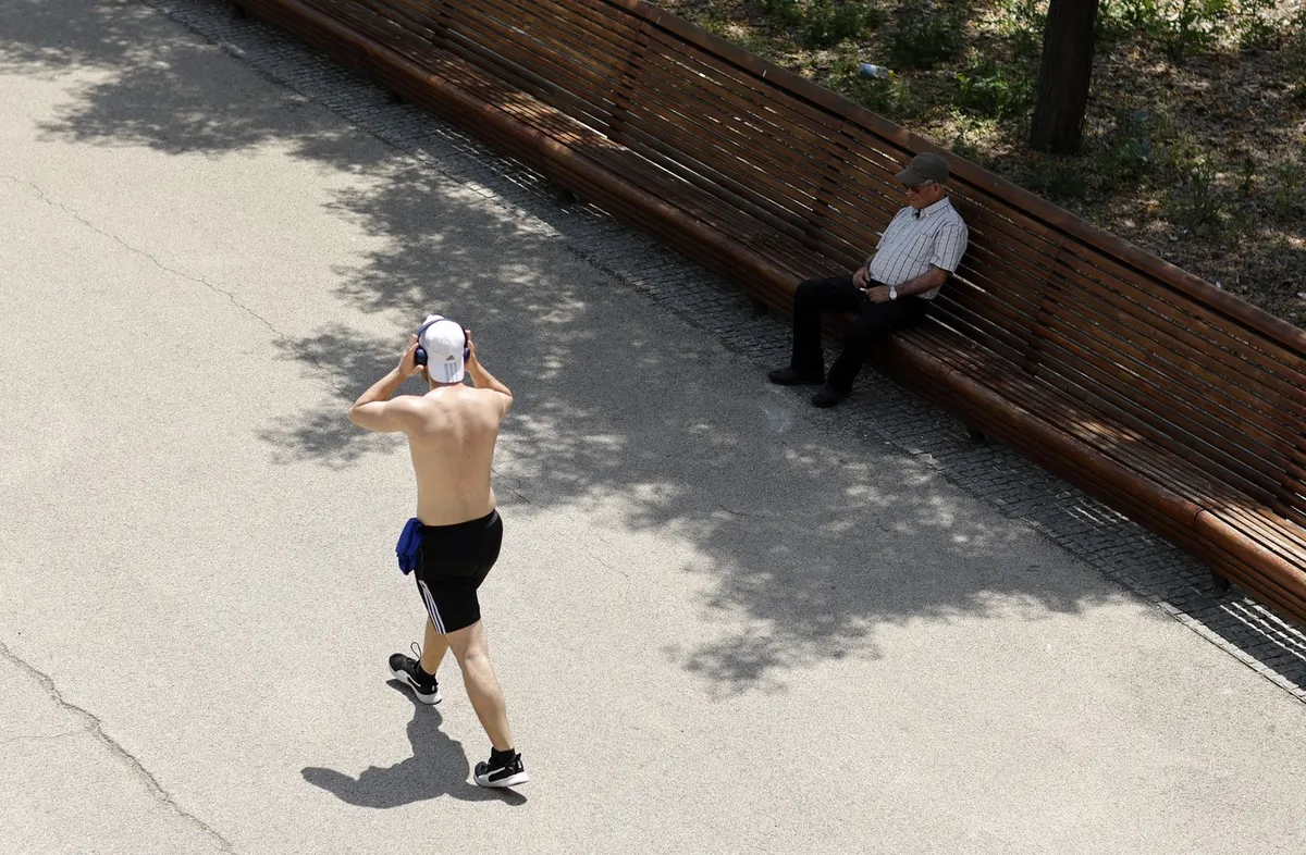 Evropo zajel obsežen vročinski val, ki se še krepi: kje bo najbolj vroče